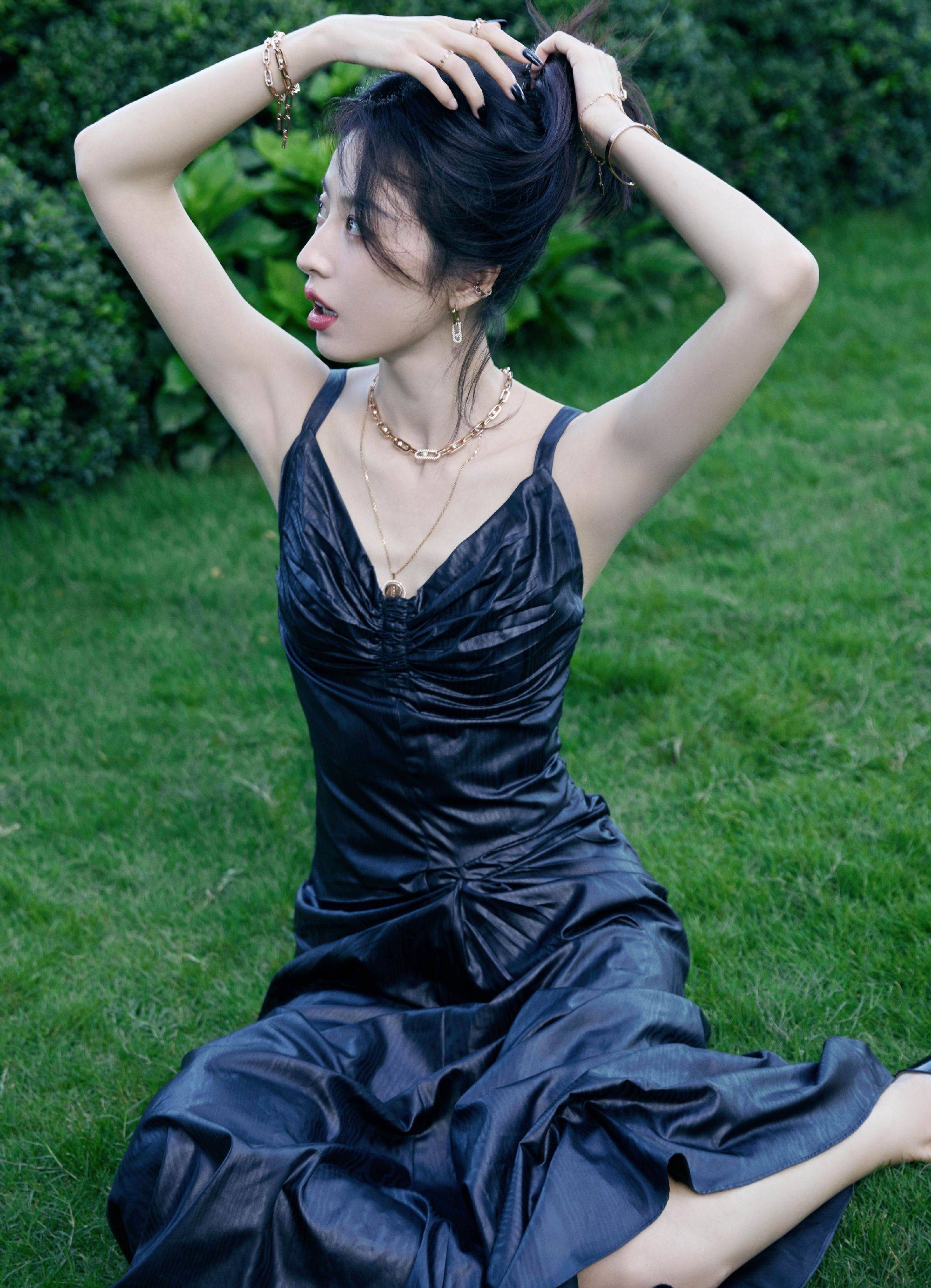 周雨彤穿吊带长裙复古感十足 漫步绿意间清爽宜人 搜狐大视野 搜狐新闻
