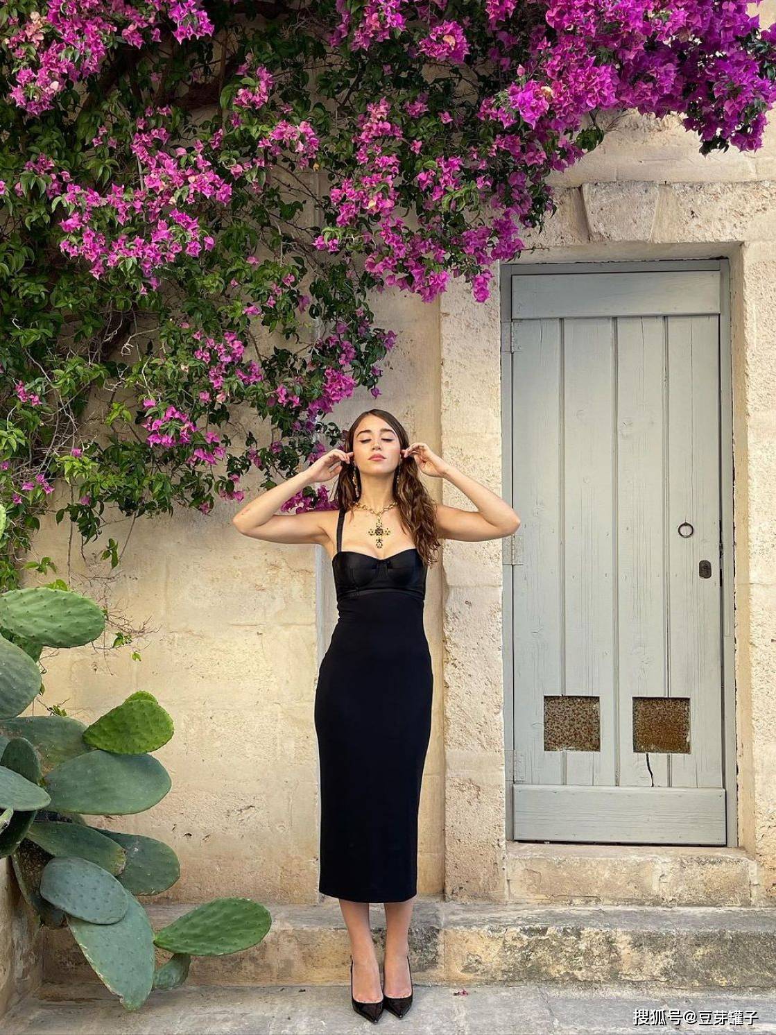 性感女星Caylee Cowan户外写真，曲线玲珑妩媚迷人-搜狐大视野-搜狐新闻