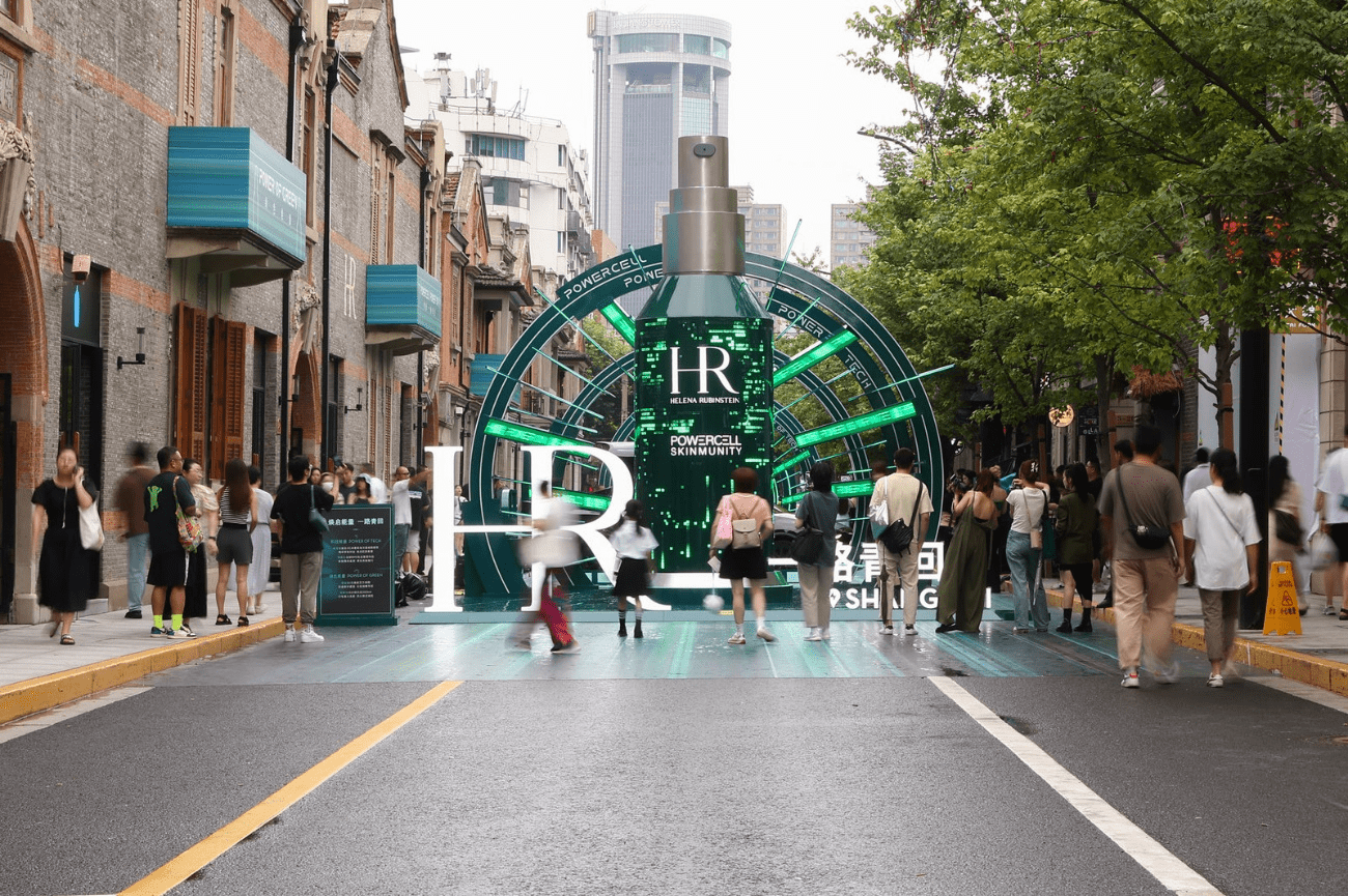 一路青回 肆享狂欢 HR赫莲娜绿宝瓶与能量伙伴特斯拉「青春充能站」上海首发_搜狐汽车_搜狐网