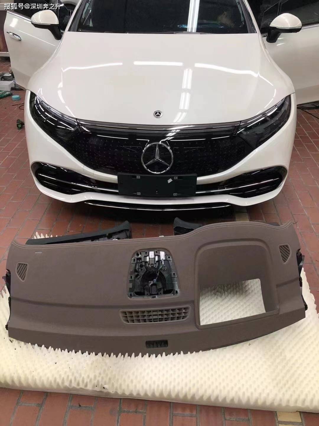 新款奔驰EQS升级原厂抬头显示HUD效果怎么样_搜狐汽车_搜狐网