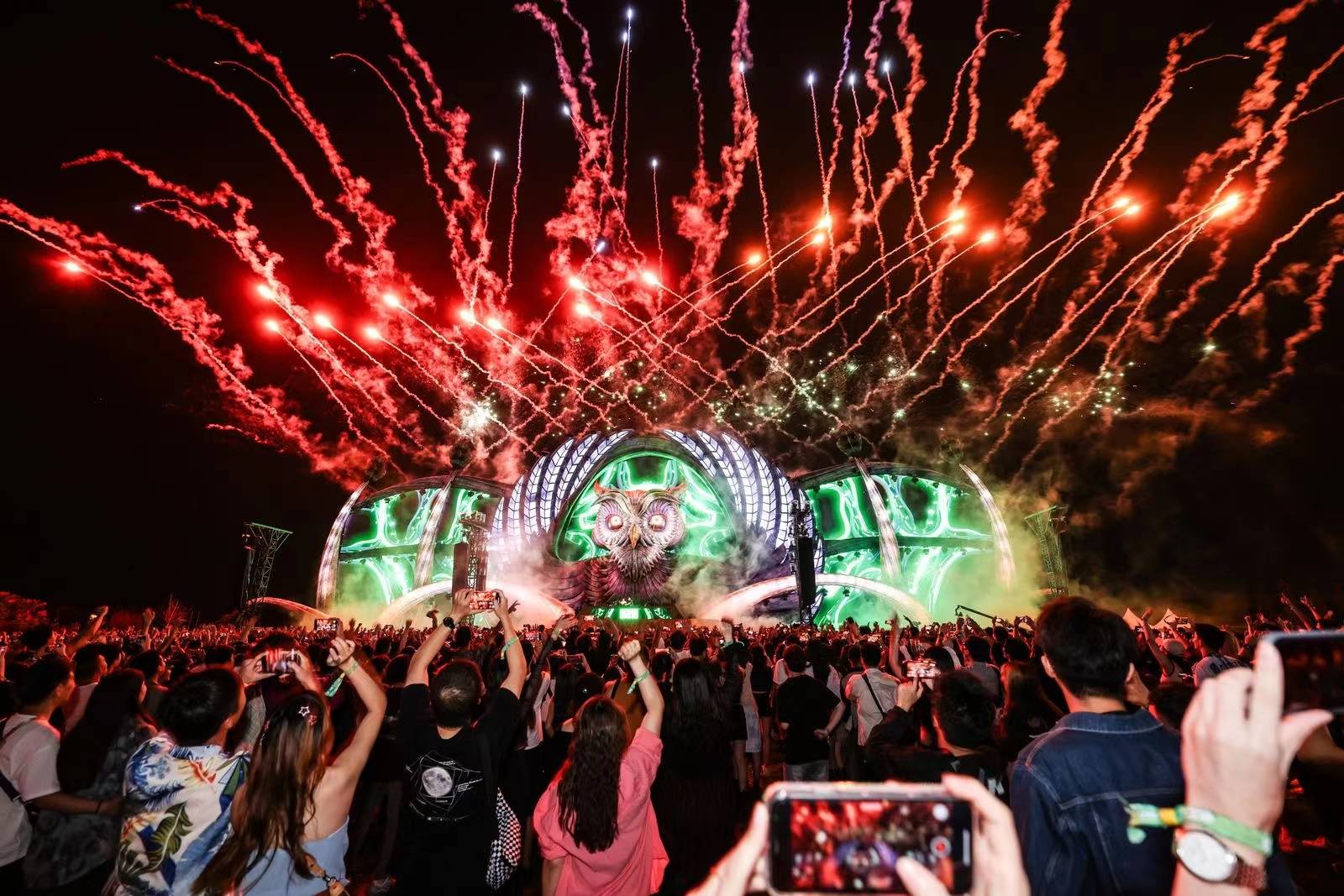 一路青回 青春永动 HR赫莲娜绿宝瓶与能量伙伴特斯拉电音之旅 完美收官_搜狐汽车_搜狐网