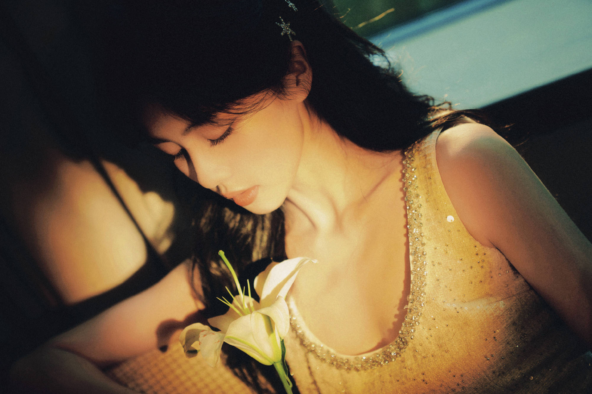 白鹿穿吊带裙露美腿 昏暗光影下美貌吸睛-搜狐大视野-搜狐新闻