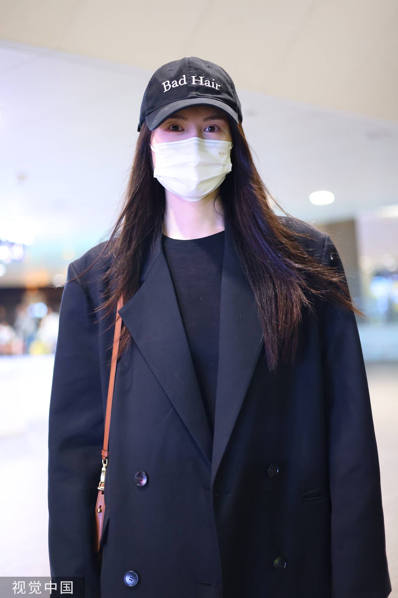 何穗穿黑色大衣低调现身 身材高挑难掩出众气质-搜狐大视野-搜狐新闻