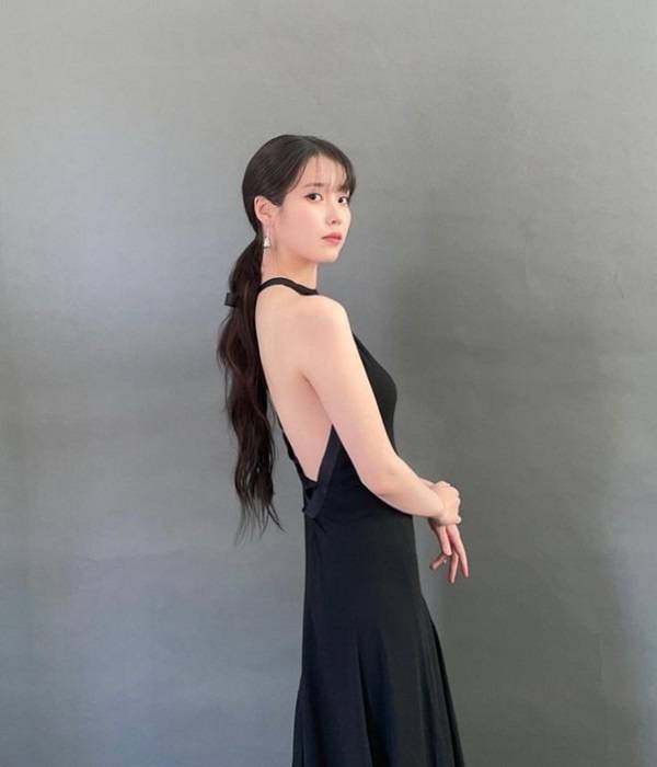 IU晒穿礼服美照 黑白造型尽展清纯动人魅力-搜狐大视野-搜狐新闻