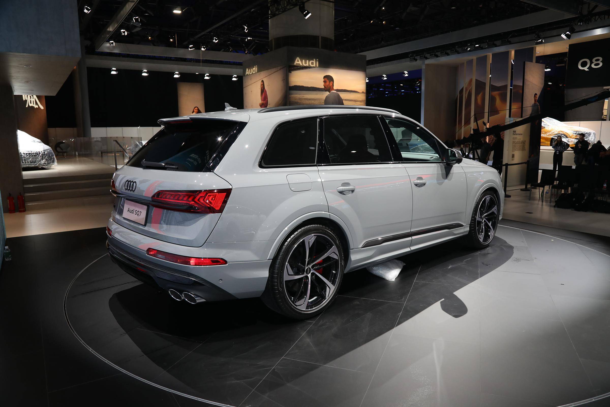 选AMG GLE还是它？奥迪SQ7暗夜骑士版将于1月12日上市，搭4.0T V8_搜狐汽车_搜狐网