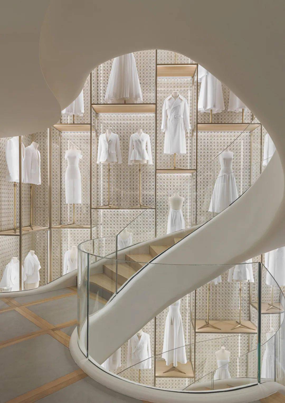 跟着Dior学陈列：这样的橱窗1秒吸睛，7秒进店！让店铺稳赚！_store