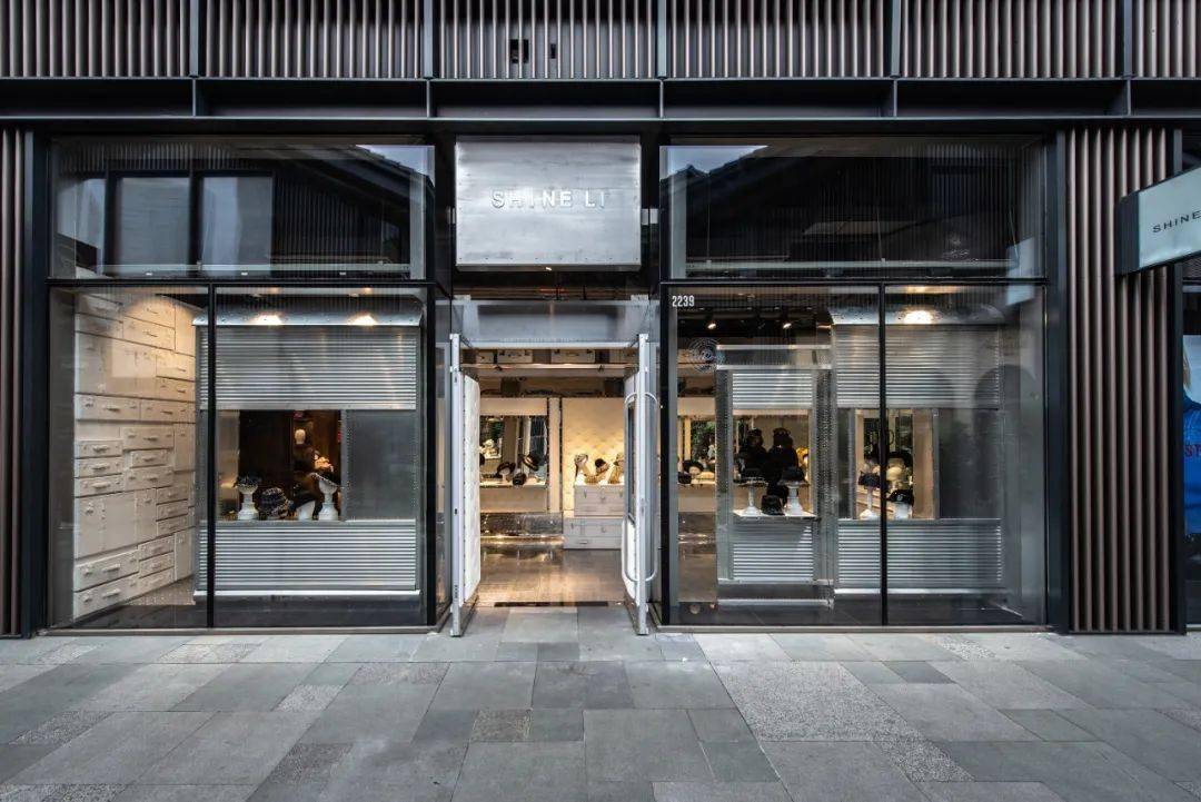 逆势入驻成都远洋太古里，原创帽饰设计品牌SHINE LI讲述八年心路历程 | iziRetail热点_帽子