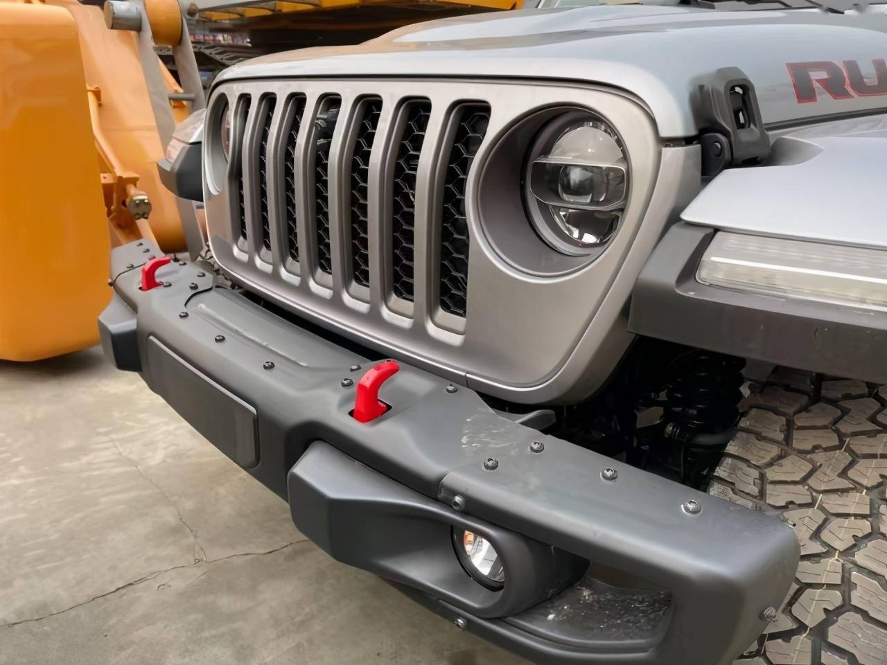 JEEP牧马人变身“皮卡”，2.0T+8AT，实车真霸气_搜狐汽车_搜狐网