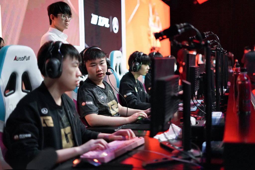 天亮FPX苏醒将RNG送进“复活赛”！AJ表示RNG被打怂_比赛