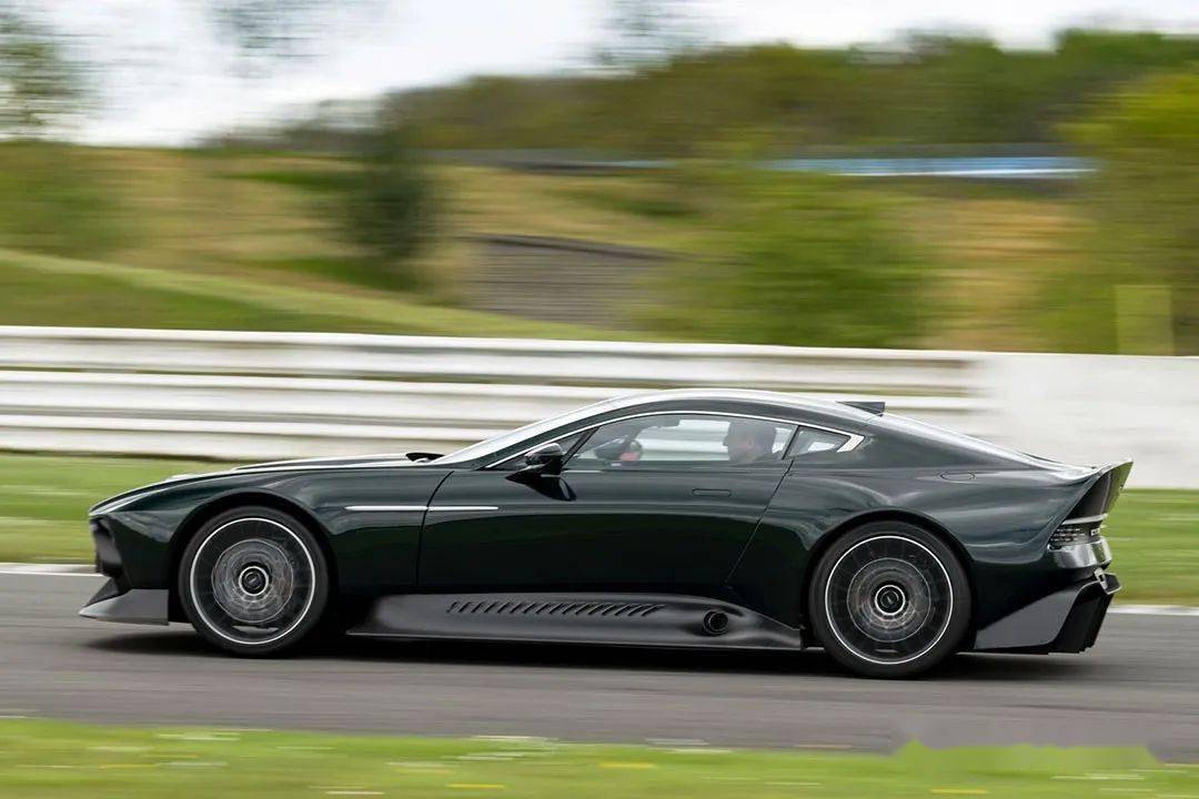 四百万英镑的 Victor 有多爽？阿斯顿·马丁旗舰级跑车赛道全体验_搜狐汽车_搜狐网