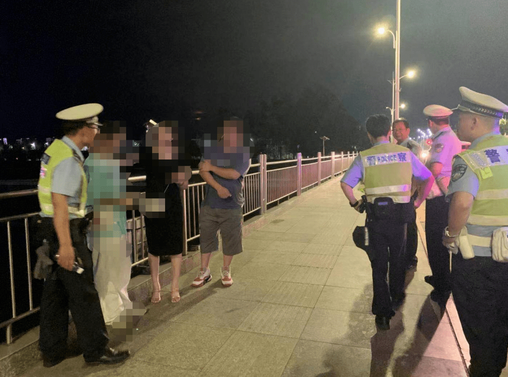 年轻女子黄金村大桥上欲跳河轻生！对讲机里的这5人女生