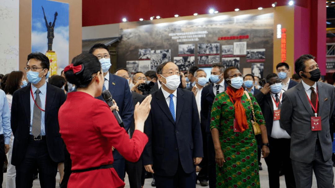 Foreign Guests Visit the Exhibition Marking the CPC’s Centenary_Sichuan