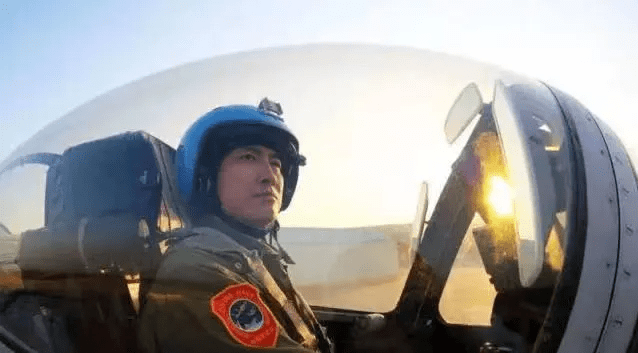 戴明盟又一次完美着舰，这回是山东舰！_飞行员