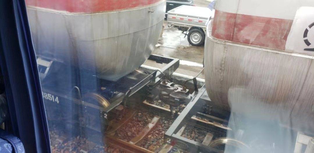 暴雨致K473列车滞留洛阳30多小时，乘客帮忙统计所需物资，乘务员统一去买_梁同学