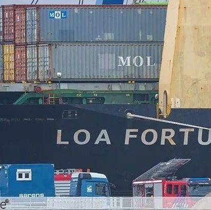 『突发』杂货船运集装箱发生火灾_穆尔