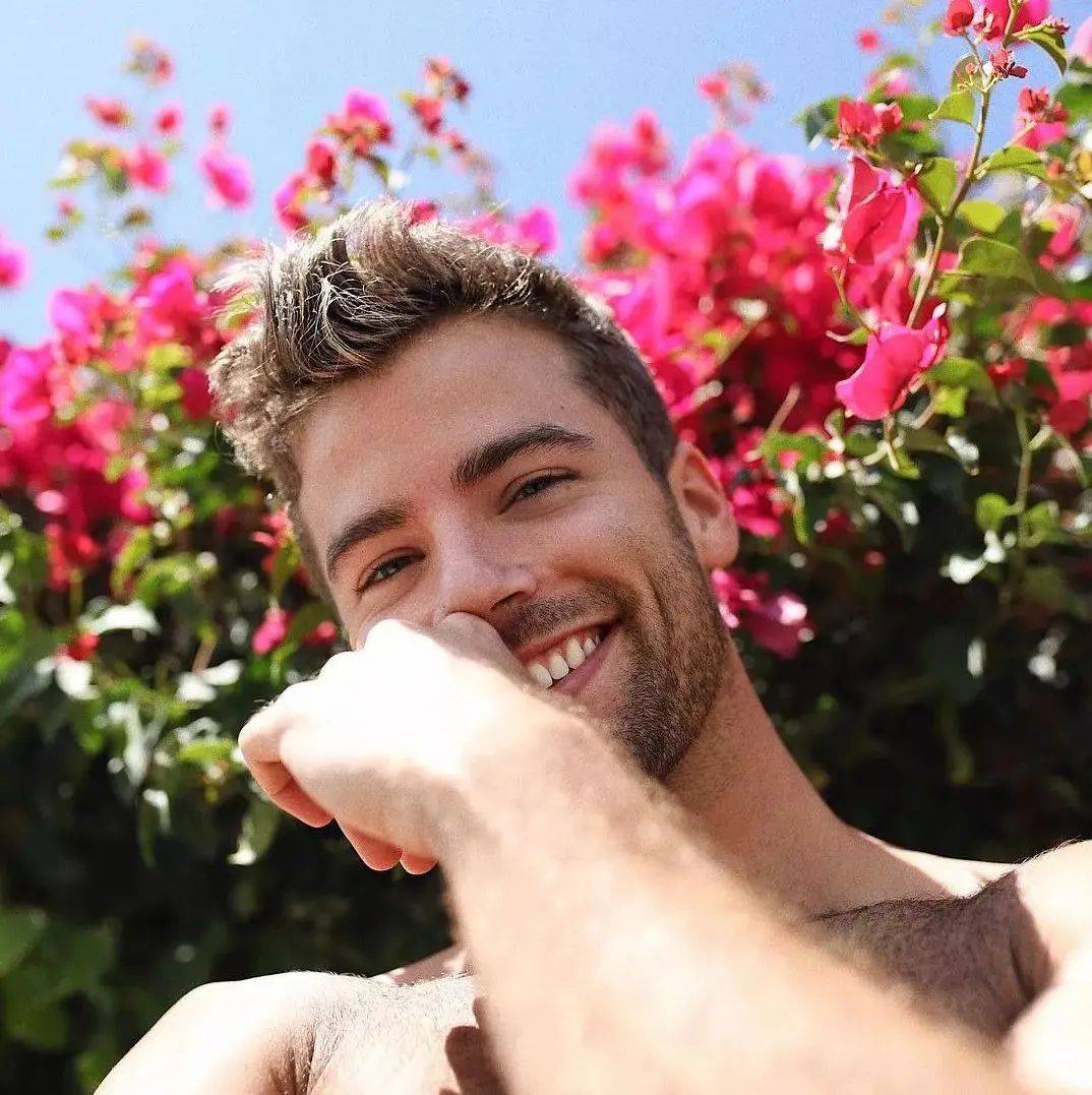 Taylor 举办婚礼，延续 folklore 的浪漫和诗意！_Jeff