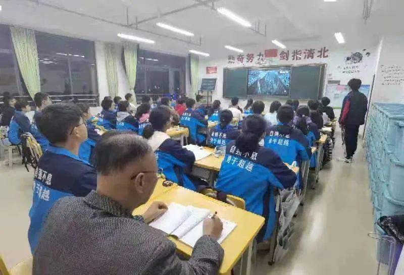 我校组织开展“请党放心，强国有我”主题班会活动_青少年