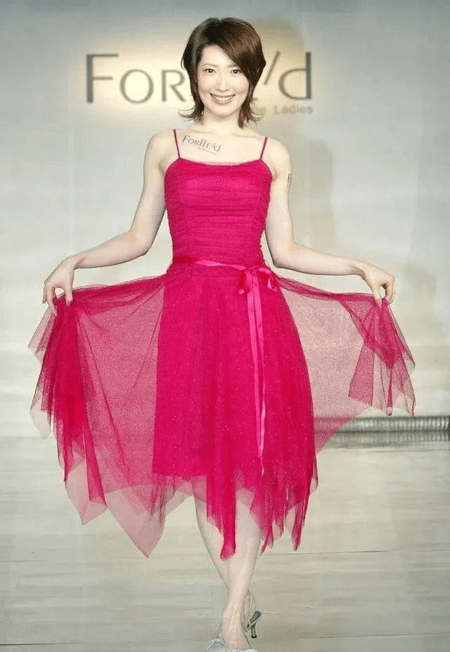 当年的杨思敏有多美？古风穿搭韵味十足，泳装造型性感度爆表_样式_身材_连衣裙