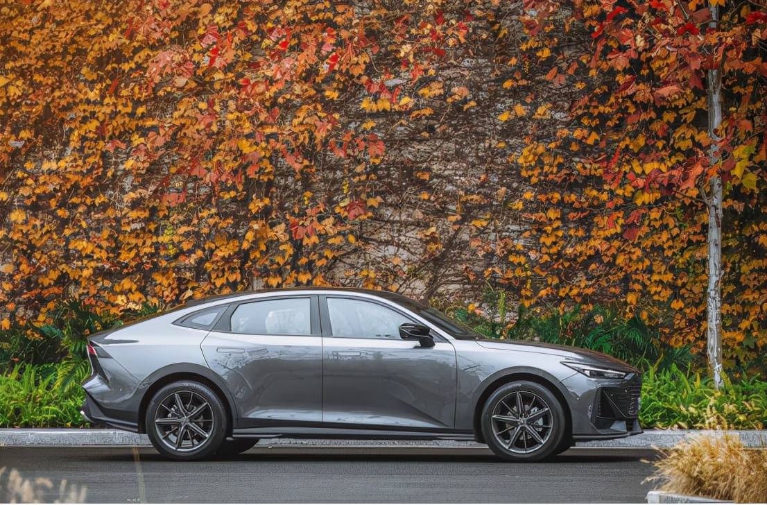 体验长安UNI-V丨号称奥迪A7“平替”，没想到还是个“细节狂魔”_搜狐汽车_搜狐网