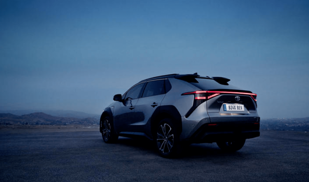 丰田bZ4X实车亮相，造型续航均无新意，如何延续燃油时代的佳话？_搜狐汽车_搜狐网