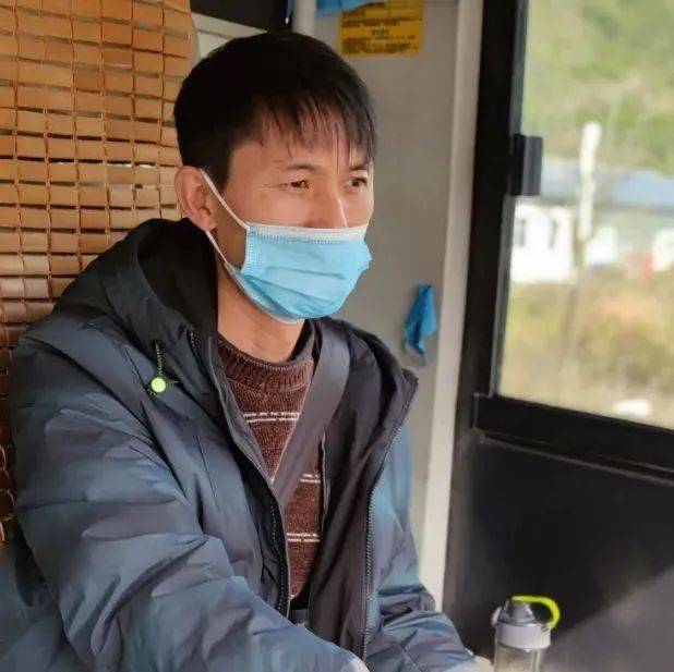 【原因竟然是这个】黔南一辆公交车连闯两个红灯长顺张某平安