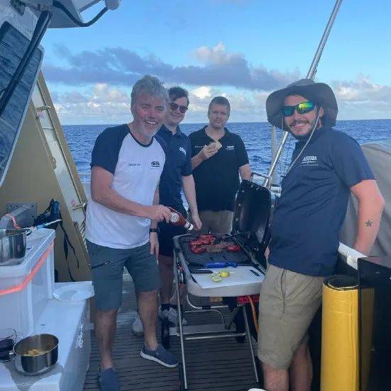 太酷了，四名海员驾驶退役救助艇重新绘制环球航线_Astra_航行_太平洋