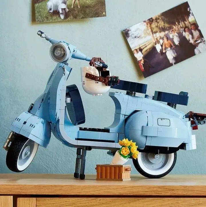 LEGO®︎ 推出全新 Vespa Piaggio 125套件_people_系列_Bakar