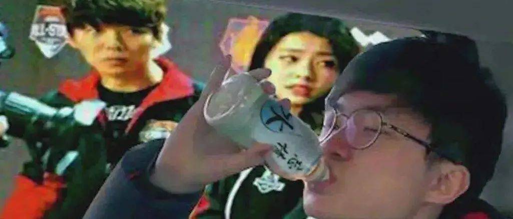 LPL给Faker开1.3亿合同。圣枪：TheShy是我的心魔。金贡确诊新冠。_选手_直播间_Joe