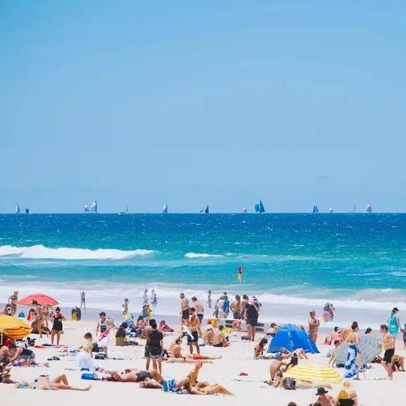 昆州增5878例！黄金海岸复活节客流激增，酒店、度假村几乎满员！大批人涌入海滩晒太阳_游客_澳洲_下单