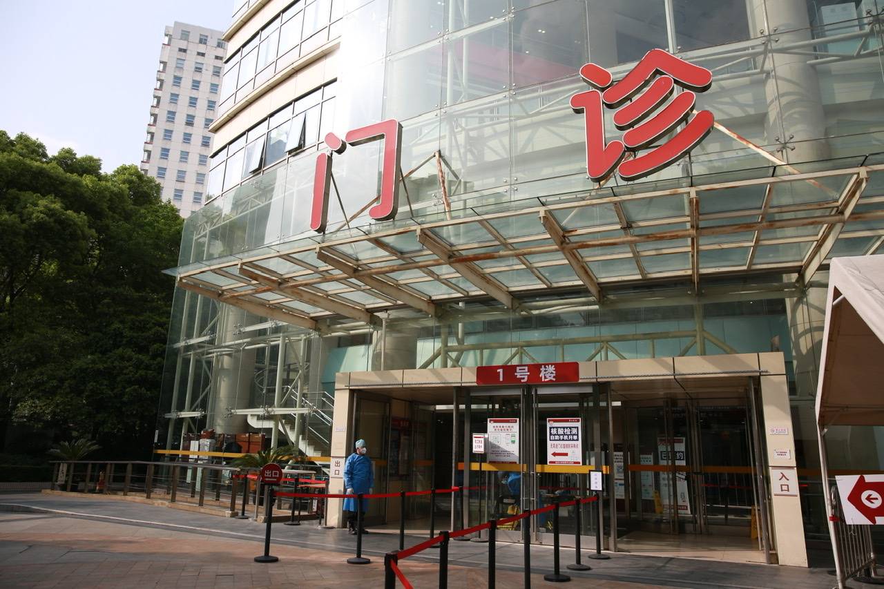 华山医院单日最高门诊量已恢复至4600人次，高难度手术逐步开展_李先生_患者_救治