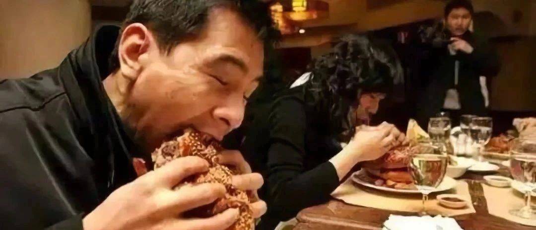 吃饭时有这个习惯的人,多半人品不好,不值得深交饭桌一个人交往