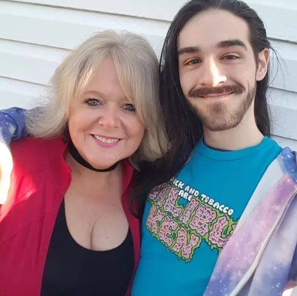 55岁大妈为挽救婚姻怒减近百磅，却惨遭抛弃！谁知20出头的小年轻们找上门了..._Patty_Brian_年龄