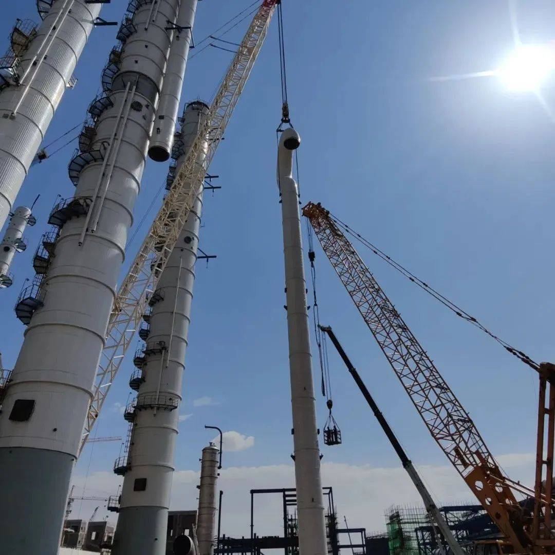 1250T履带吊主吊，榆能化学司乙二醇中心直径最大的异形附塔管线整体吊装完成_管道_起重机_李洋洋