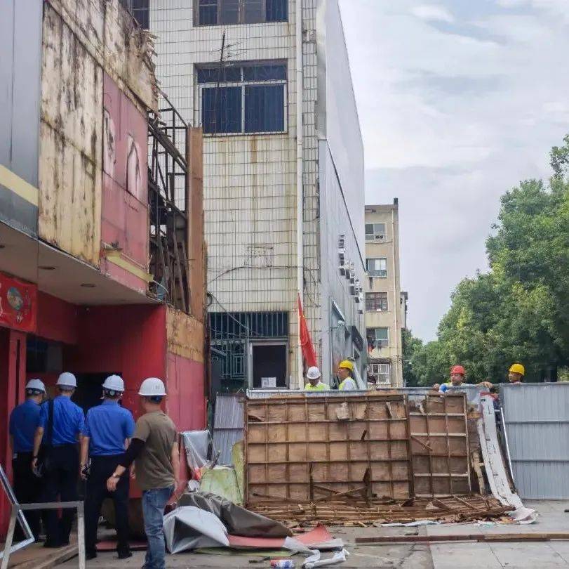 娄底城管依法拆除14处违法建筑建设执法企业