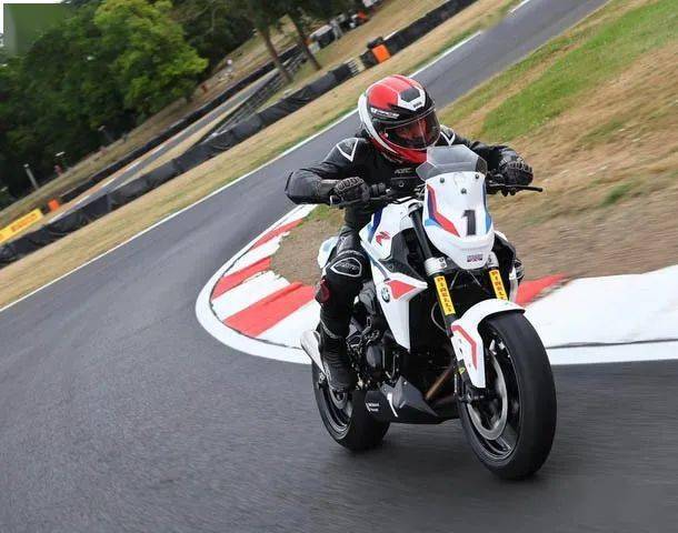 英国BMW与英国赛事BSB推出F900R CUP统一规格赛车_搜狐汽车_搜狐网