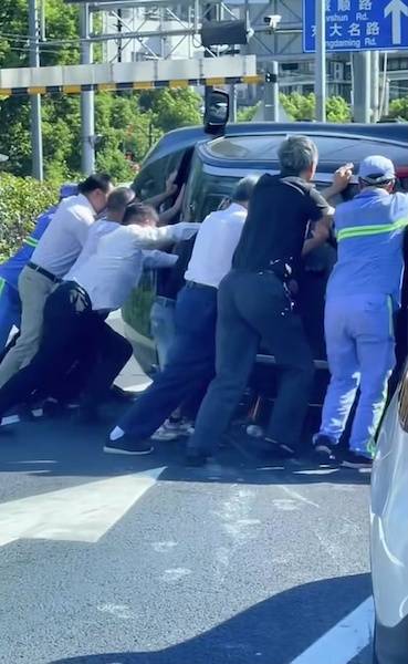 两车相撞,suv侧翻!10秒,十余热心市民合力扶正事故驾驶员车辆