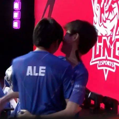 WBG被LNG击溃！TheShy尽兴1-6被阿乐吊打，Doinb再现拥抱名场面_比赛_SofM_季后赛