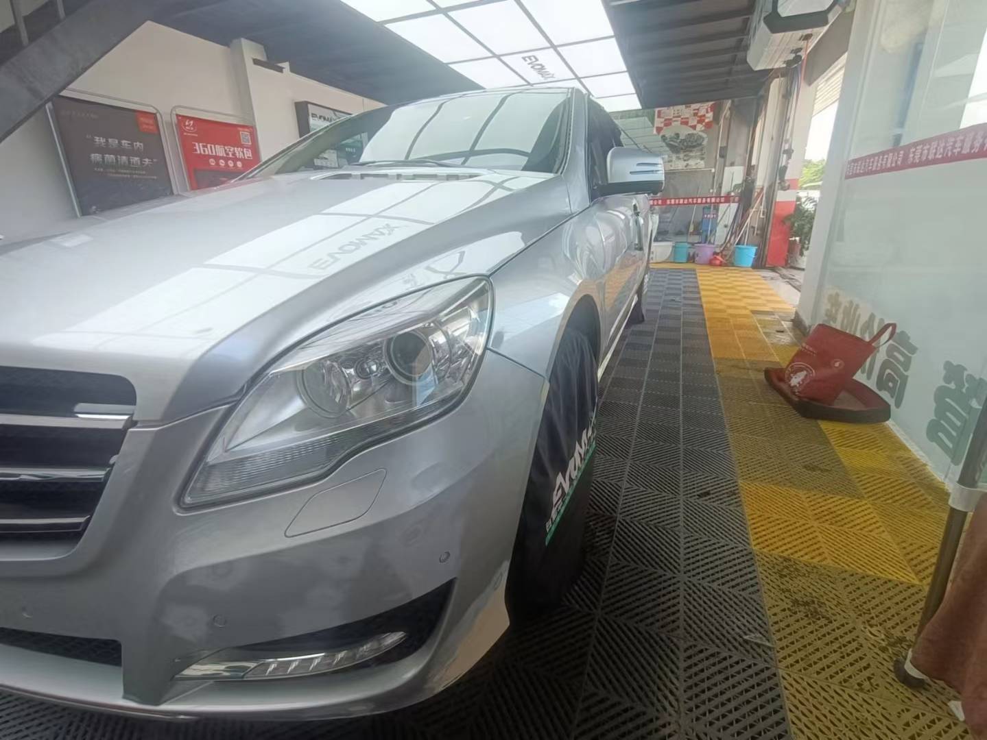 奔驰R300贴膜EVOMAX易玛改色膜上下双拼改色液态金属银和钢琴黑_搜狐汽车_搜狐网