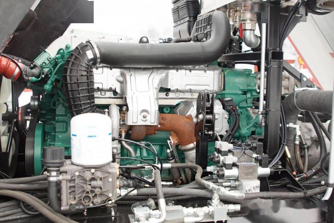 沃尔沃FL装上履带化身全地形载具 奇奇怪怪的STV TL6简介_搜狐汽车_搜狐网