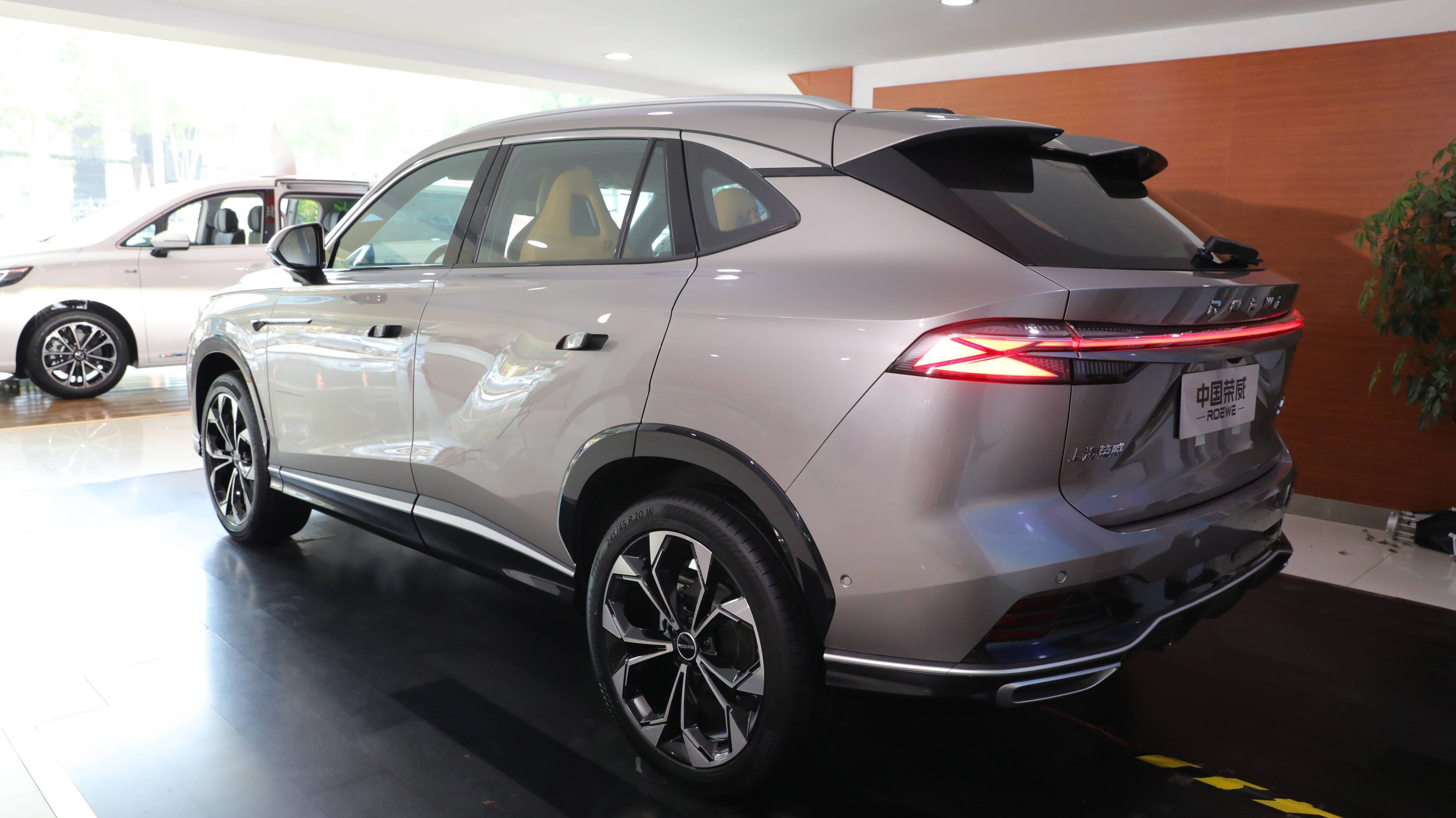 第三代荣威RX5实拍：前脸极具攻击力，27英寸“滑移屏”是亮点_搜狐汽车_搜狐网