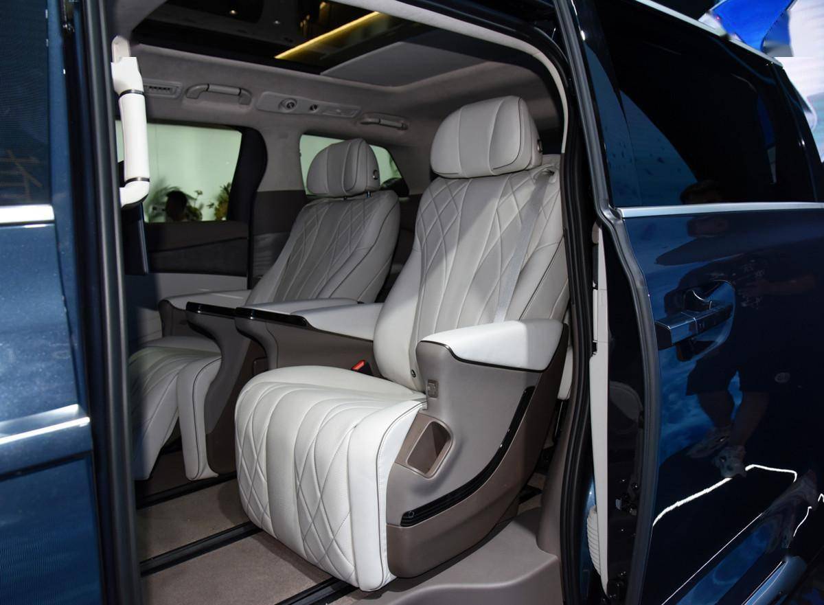 起步32.98万，盯着埃尔法，其实要打GL8，腾势D9正式上市_搜狐汽车_搜狐网