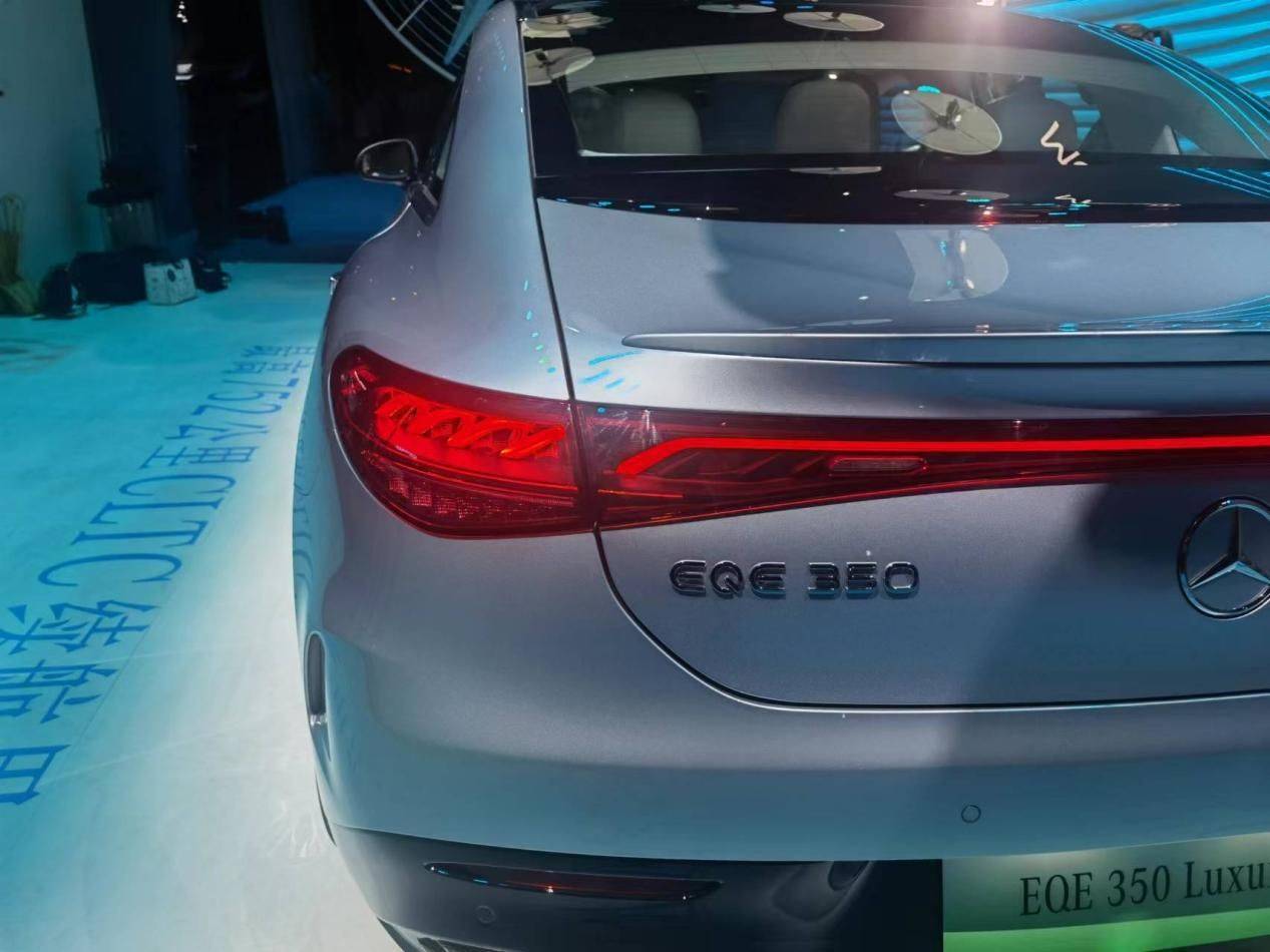 2022成都车展：首台EVA平台国产车型 52.8万起售 奔驰EQE公众亮相_搜狐汽车_搜狐网