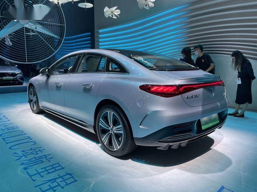 2022成都车展：北京奔驰EQE亮相 首款EVA平台在华量产轿车_搜狐汽车_搜狐网