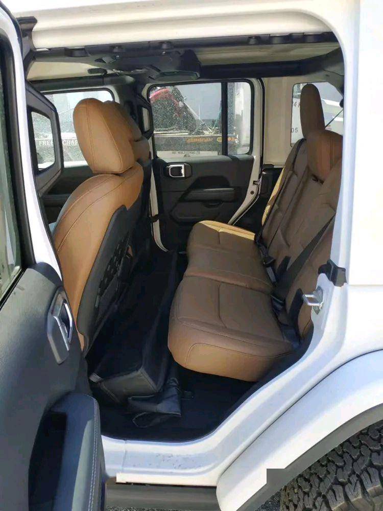 实拍新版JEEP牧马人，造型威猛，2.0T+8AT_搜狐汽车_搜狐网