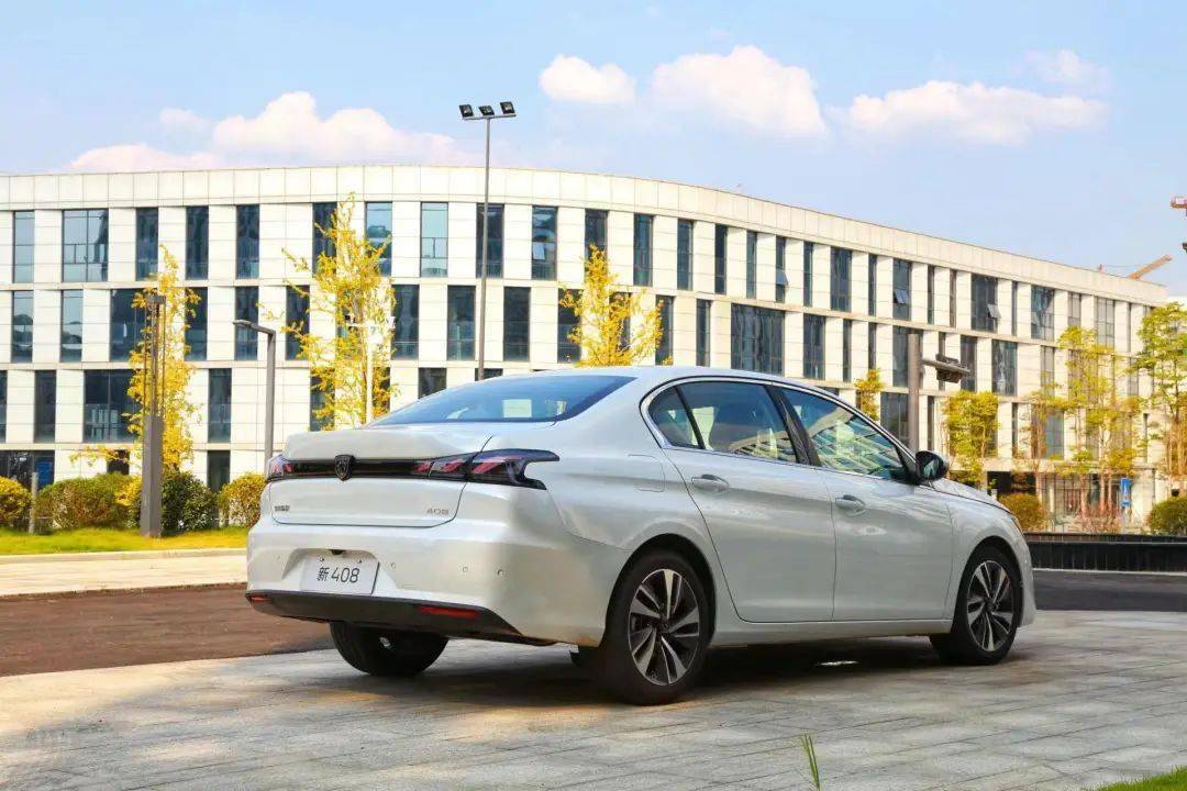 试驾全新标致408：法系精品轿车，1.6T+6AT带来高水准驾控体验_搜狐汽车_搜狐网