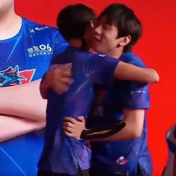 V5被淘汰两大混子暴露，Rookie不敌Doinb落败，经典拥抱又来了_Rich_比赛_世界