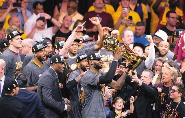 16年骑士夺冠为何伟大？汤普森时隔4年念念不忘，82岁老球迷跪地哭泣_克利夫兰_总决赛_NBA