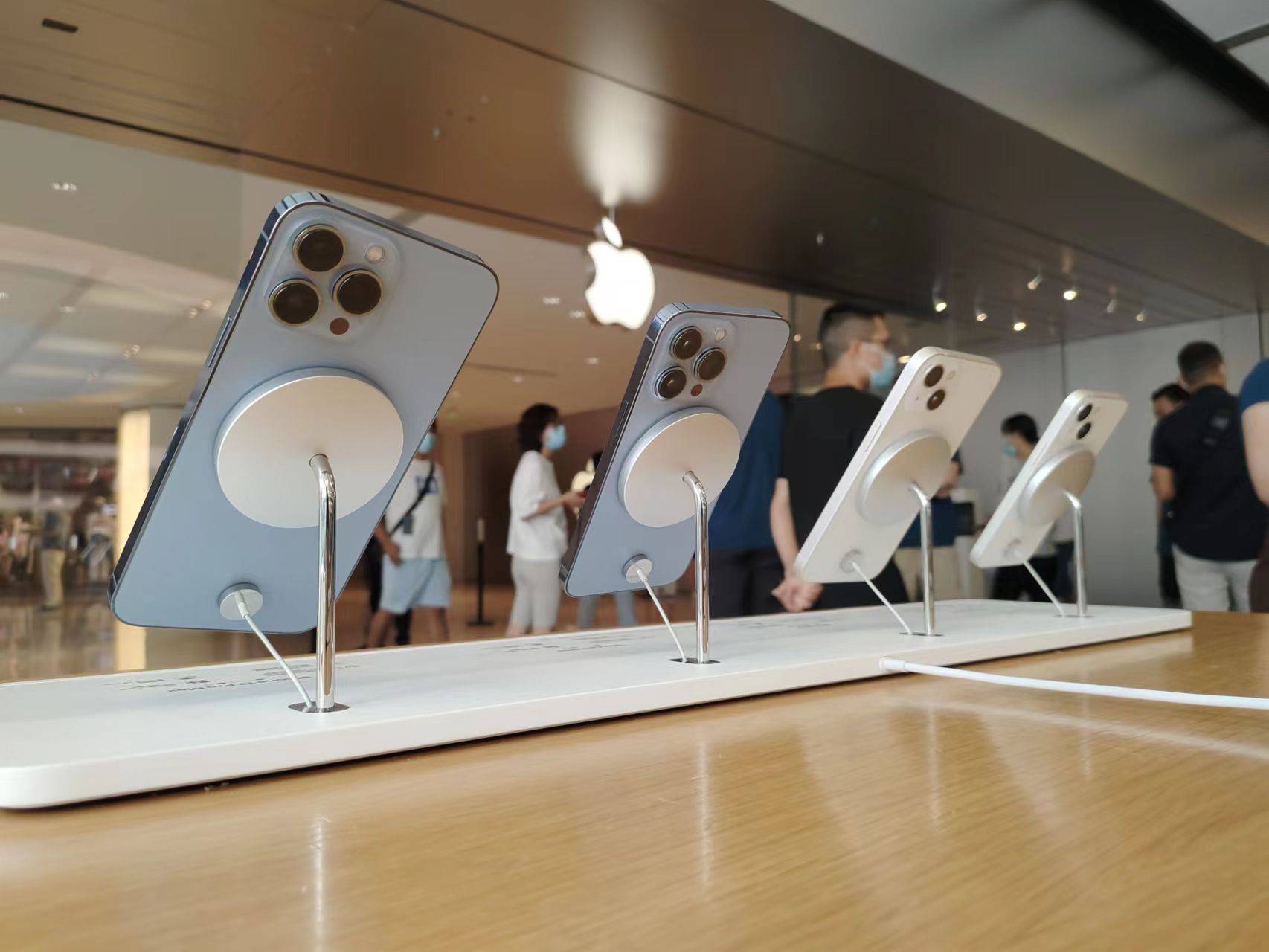 iPhone14预售首日遭疯抢：专营店小程序崩溃，黄牛最高加价2000元_Pro_Apple_苹果