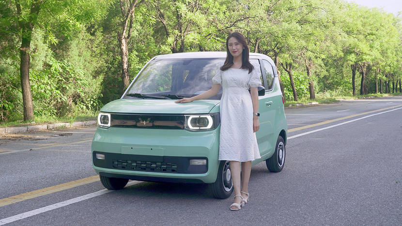 可爱风微型电动车二选一，QQ冰淇淋和宏光MINIEV你站谁？_搜狐汽车_搜狐网