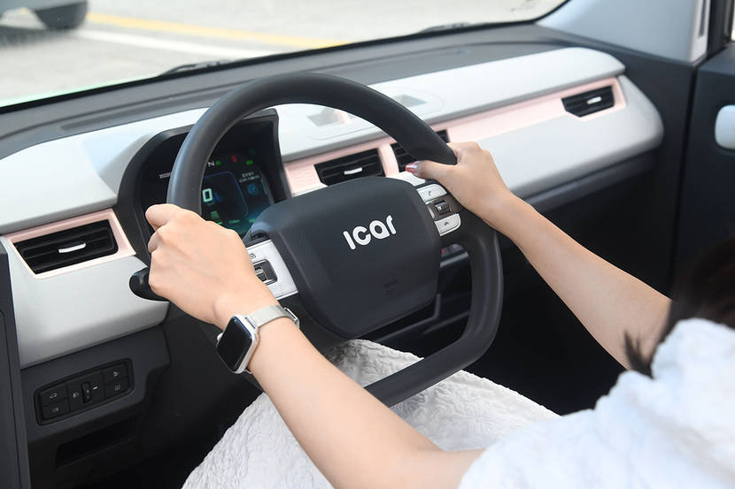 可爱风微型电动车二选一，QQ冰淇淋和宏光MINIEV你站谁？_搜狐汽车_搜狐网